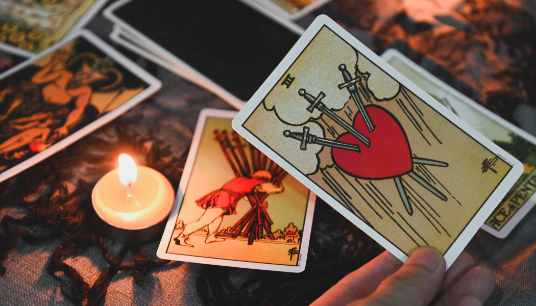 La différence entre tarot et oracle.